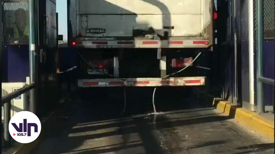 Graban camión derramando líquidos pestilentes en Peaje de Camarico ...