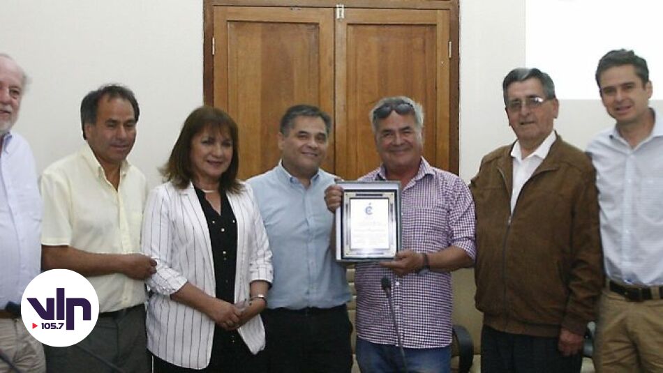 Concejo Municipal de Curicó entregó reconocimiento al poeta Américo ...